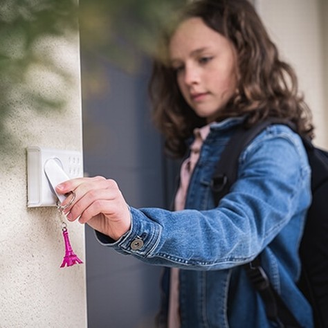 Discover our Somfy smart door lock.