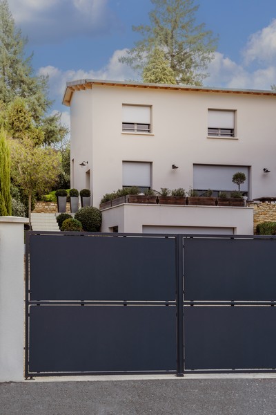 Discover our solutions to manage your entry door and gate. | Somfy